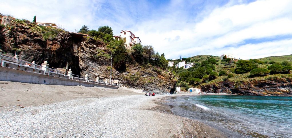 Platja Gran beach in Portbou - 2026 - Visit Costa Brava