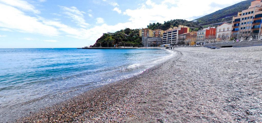 Platja Gran beach in Portbou - 2026 - Visit Costa Brava