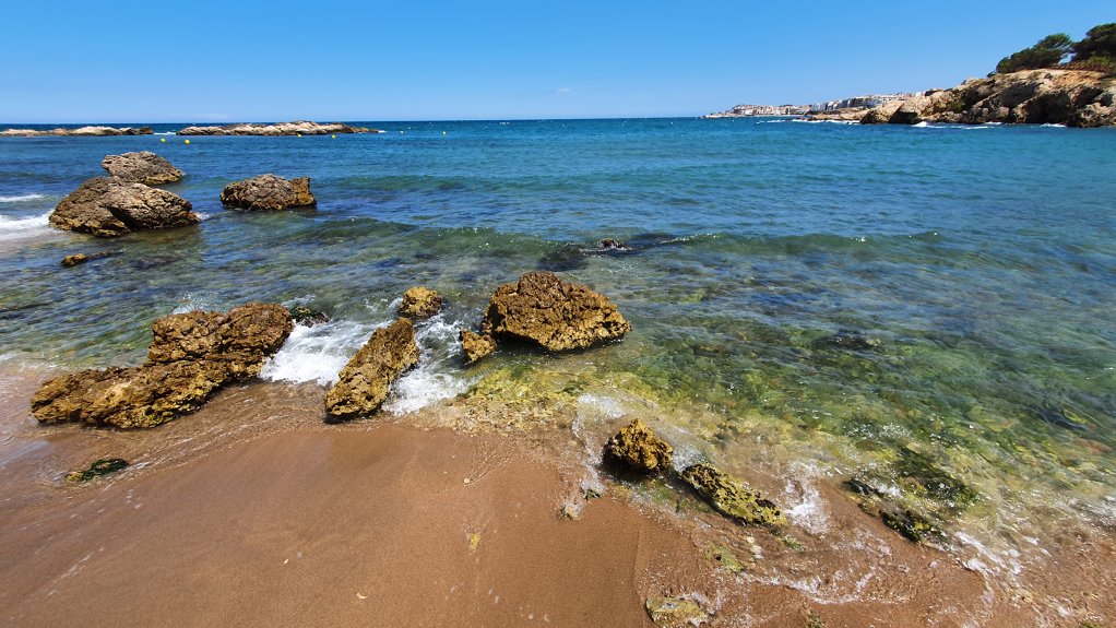 El Portitxol beach in l'Escala - 2025 - Visit Costa Brava