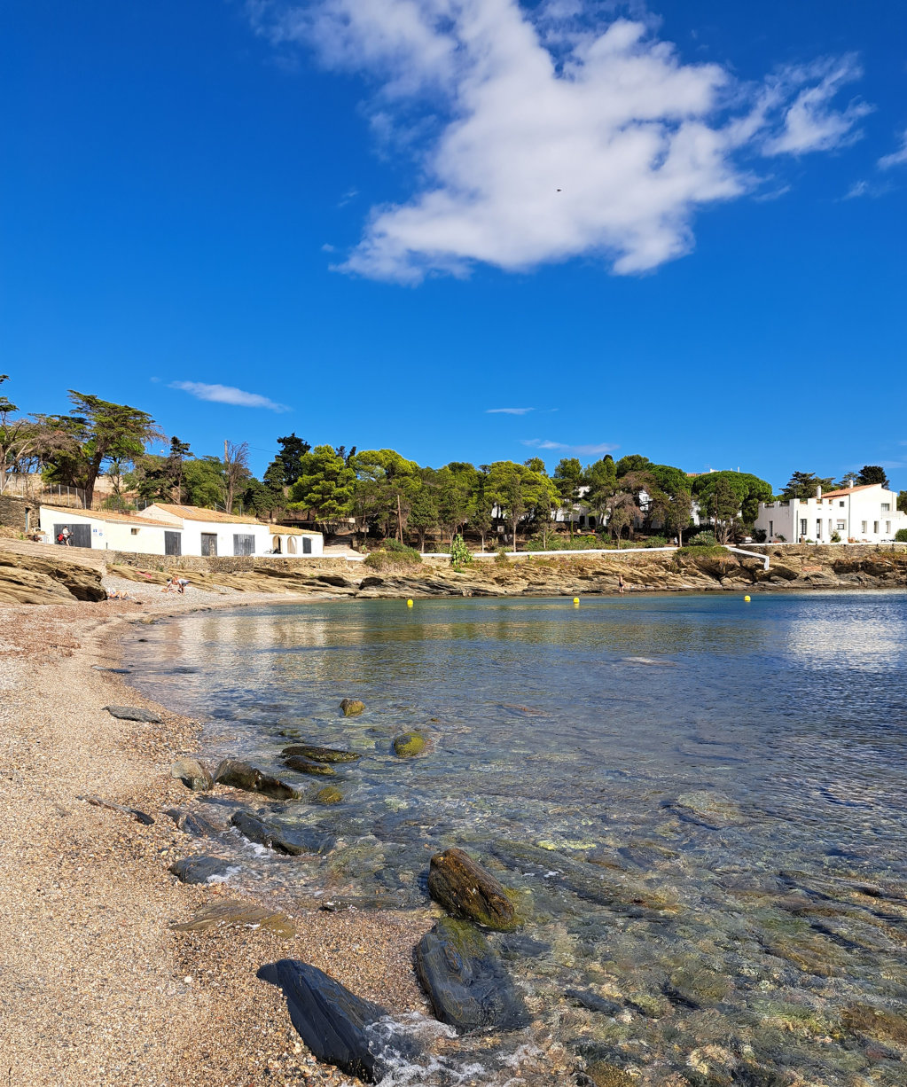 Playa de Sa Conca en Cadaqués - 2025 - Visita Costa Brava