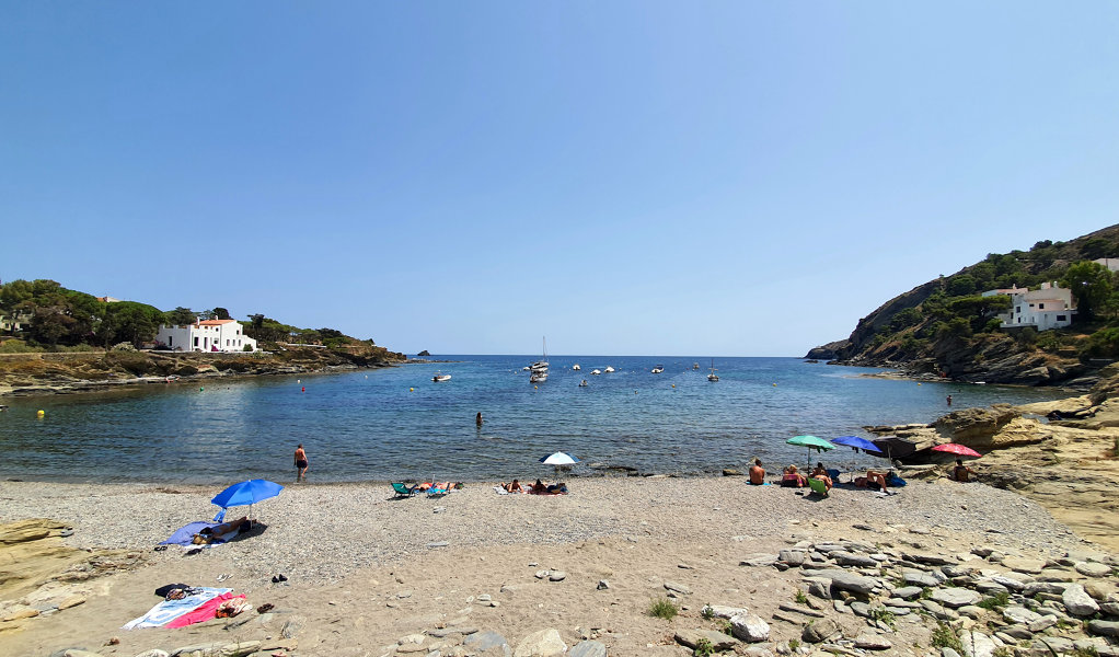 Playa de Sa Conca en Cadaqués - 2025 - Visita Costa Brava
